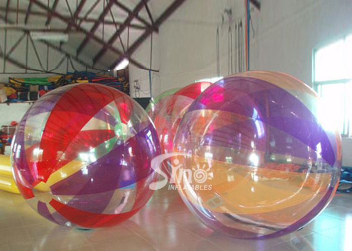 La bola que camina inflable colorida de los niños y de los adultos en ...